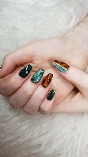 Tortoise shell and opal nails with gold accents for Christmas