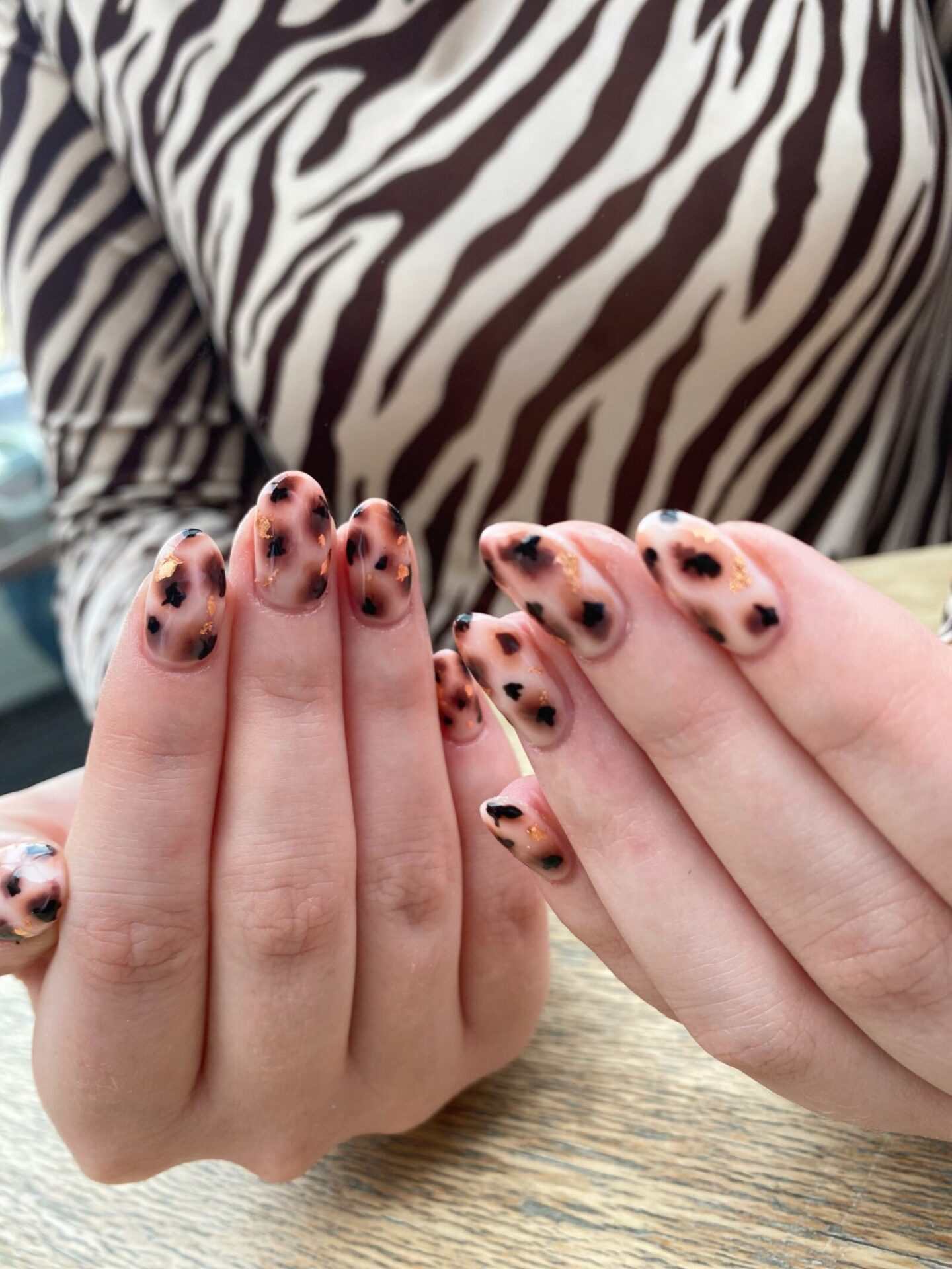 Blonde tortoise shell nails - the spring version of the popular autumn ...